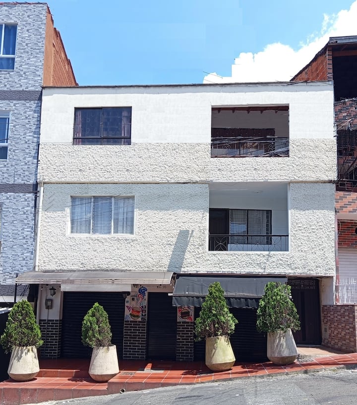 Alojamiento En Campo Valdes, Medellin, Colombia. - Bello