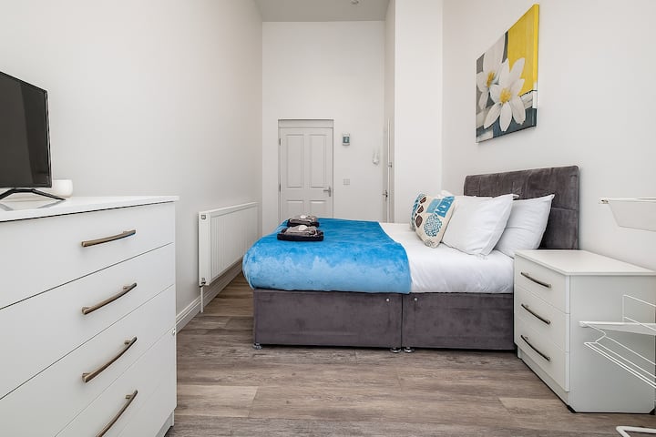 Wakefield Apt Double Room 11 + Free Parking - The Mend-A-Hose Jungle