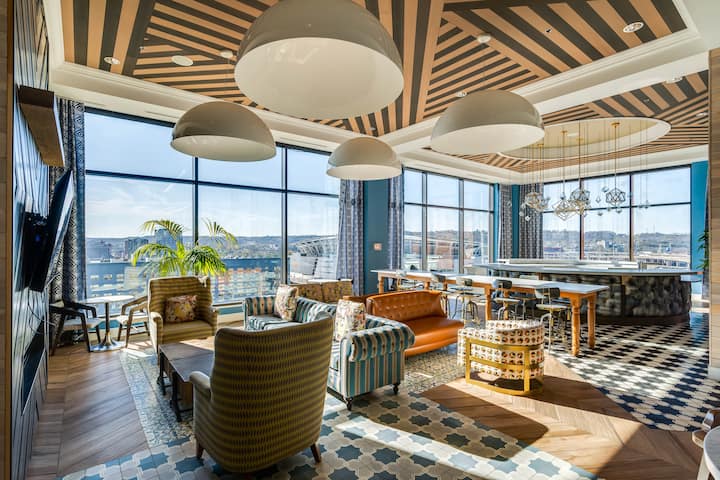 Walkable Resort Style Downtown 2 Bed - Covington, KY
