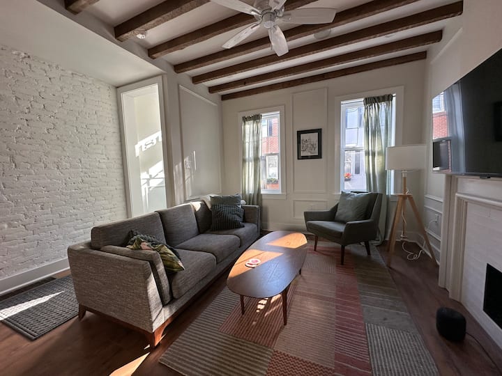 Modern 2br Row Home In Heart Of Philly - Philadelphia, PA