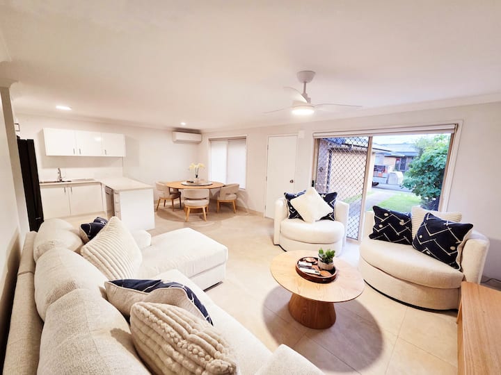 Beautiful 2 Bed Home In Kirra Shores, Full A/c - Coolangatta