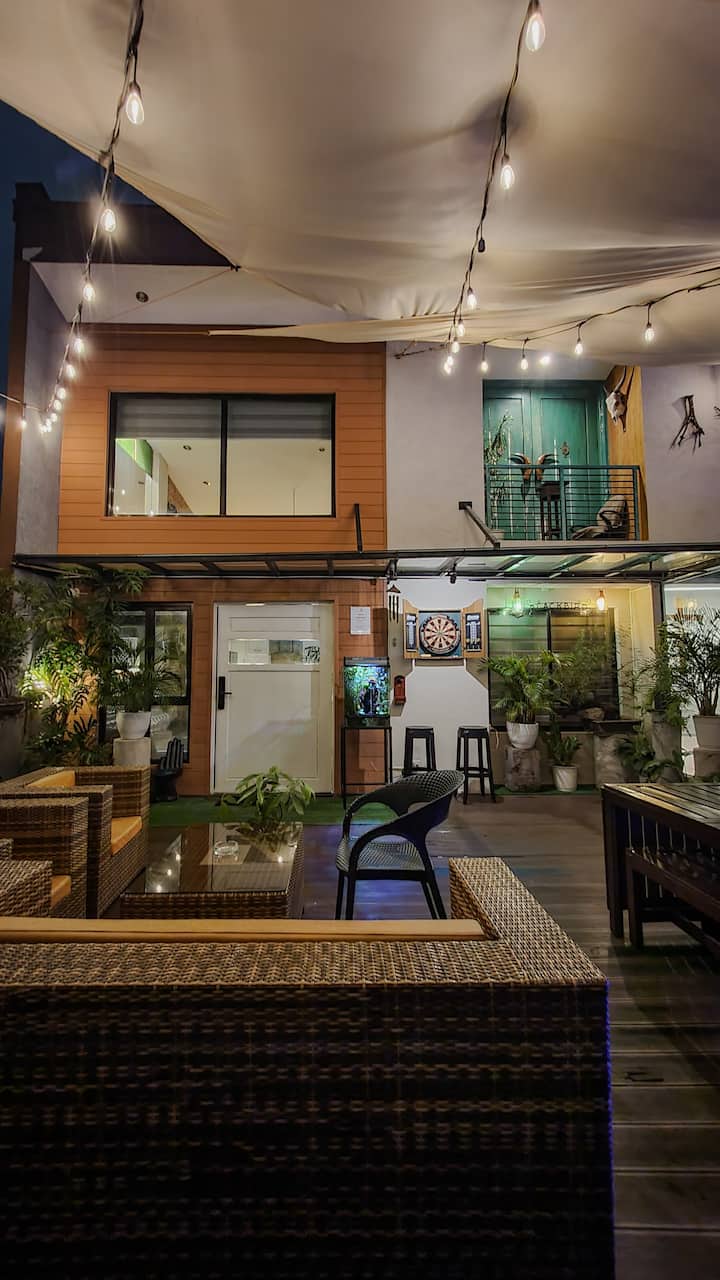 Garden Deck With 2 Parking And Videoke - Quezon City