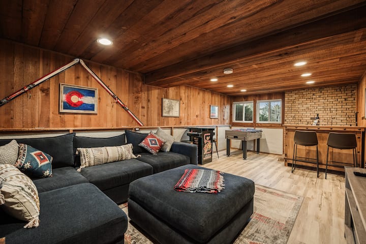 Cozy Den + Arcade Bar + Fire Pit + Luxury Beds - Loveland, CO