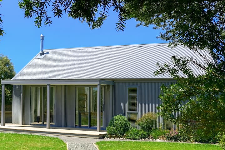 Modern Greytown Cottage & Cabin With Outdoor Bath - Carterton