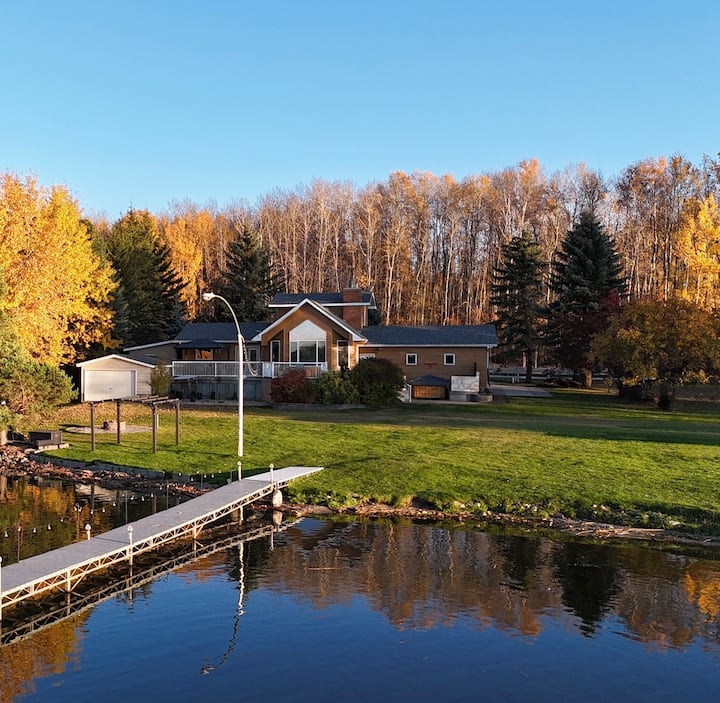 Lone Pine Cabin • Private Lakefront Escape - Alberta