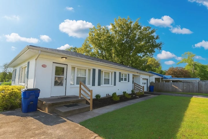 Modern Comfort Near Lee U – Cozy & Convenient! B - Cleveland, TN