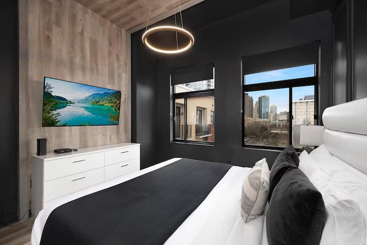 Uptown Condo W/ Skyline Views, Pool, Free Parking - Idlewild - Charlotte