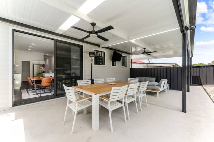 Bright & Breezy Waratah Home - Waratah