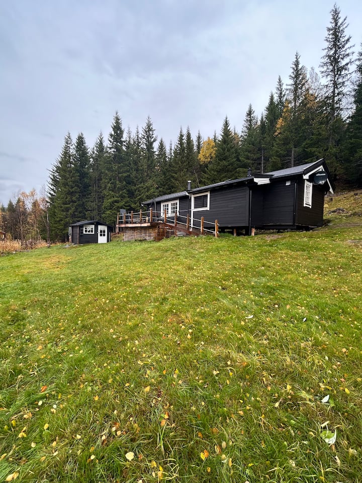 Lykkelia, En Lun Hytte Omgitt Av Vakkre Fjell. - Norway