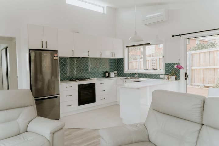 Modern Central Guest Retreat - Hobart
