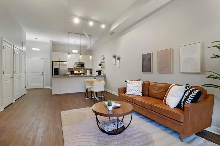 Luxe 1br Dt Elmhurst | Pool, Gym, Garage, King Bed - Chicago O'Hare Airport (ORD)