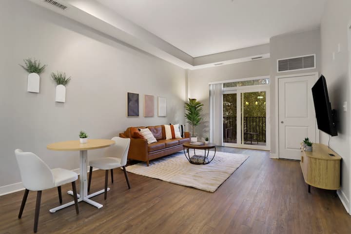 Luxe 1br Dt Elmhurst | Pool, Gym, Parking, King Bd - Chicago O'Hare Airport (ORD)