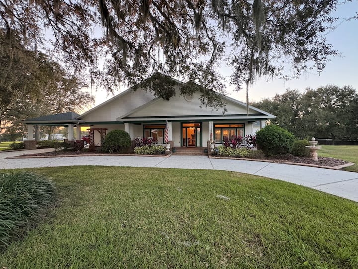 Cozy Spacious Pool Retreat Near Tampa & Lagoon - Dade City, FL
