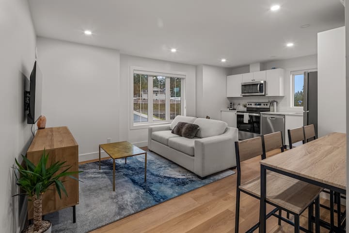 The Madrona Guest Suite —Modern West Coast Comfort - Langford