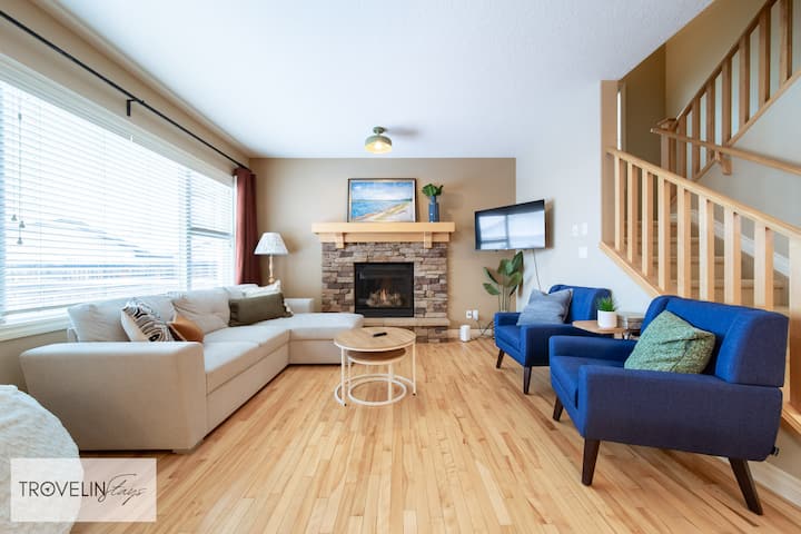 Nordic Oasis: Hot Tub, Game Room, King Ensuite - Edmonton