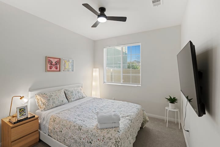 Cozy Ontario Retreat | Private Bath + Tv | Central - Ontario, CA