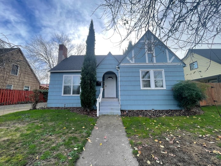 Home Away From Home! 6bd, 2ba Near Downtown Salem. - Salem