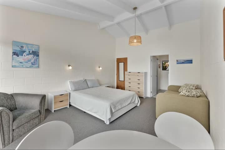 Classic Kiwi Bach Close To Oakura Beach - Taranaki