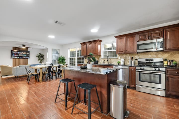 Downtown Dallas Stay + Backyard + Private Garage! - Preston Center Plaza – Dallas

