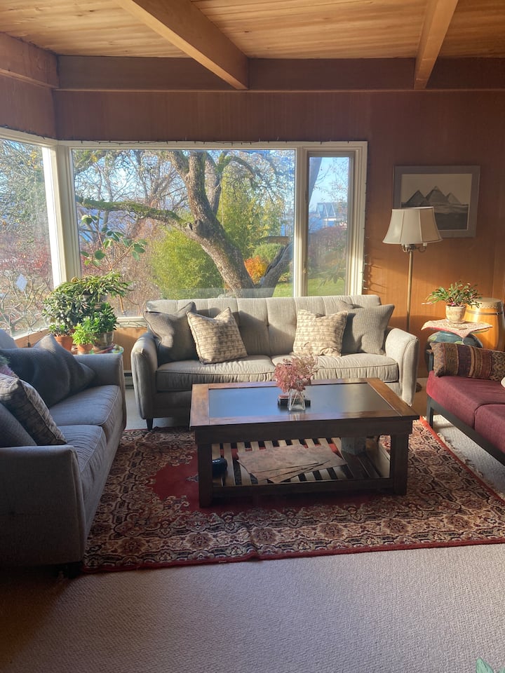 Hilltop Home With Panoramic Views. Walk To Village - Bellingham, WA