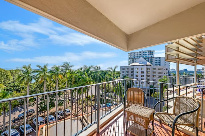 Seaside Serenity W/ Pool Overlooking The Esplanade - Australie
