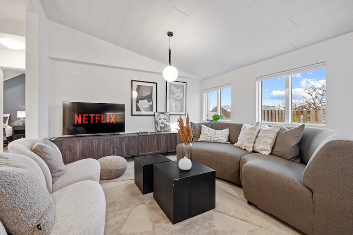 Perfectly Situated: Downtown Luxury Loft - Reykjavik
