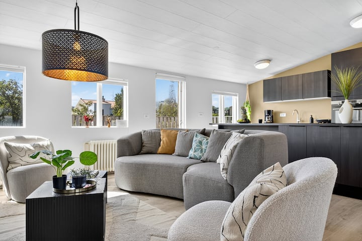 Perfectly Situated: Downtown Luxury Loft - Reykjavik