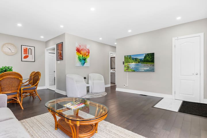 Maple Escape: Cozy Modern 5b/2b, Parking, Kitchen! - Oshawa