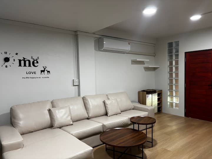 Cozy 5 Story House, 3 Mins Walk Bts, Bkk - Bangkok