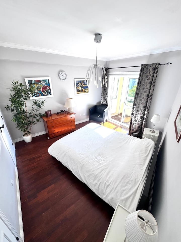 Light-filled Central Flat With Beautiful Park View - Figueira da Foz