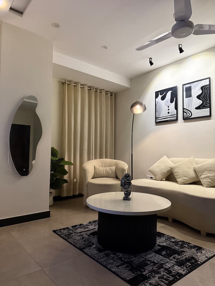 Sleek & Modern Apt | 1bhk | City Centre | Gulberg - Lahore