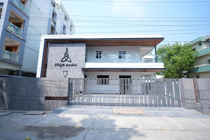 Spacious 2bhk Service Apartment In Rajahmundry. - Rajahmundry