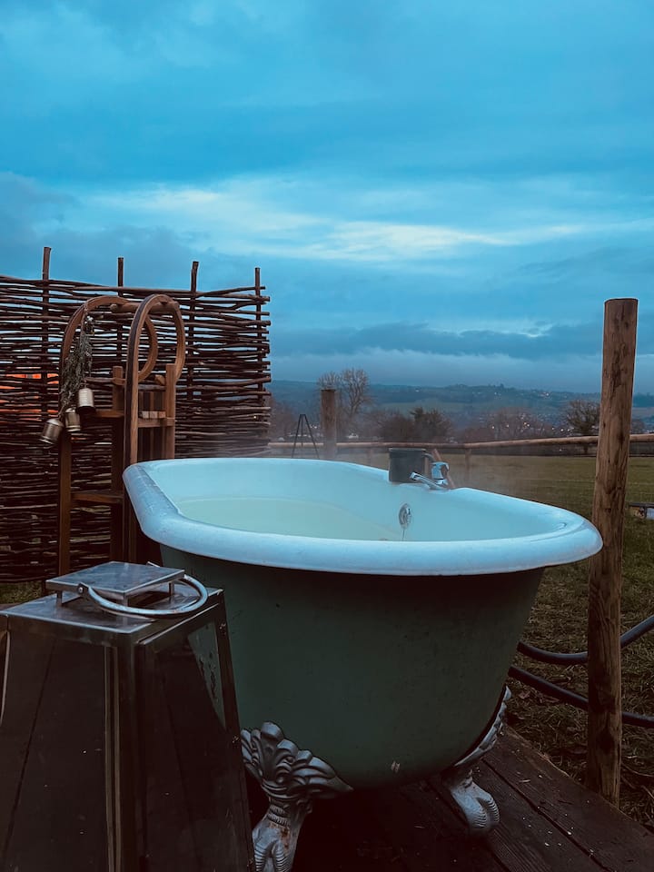 Idyllic Shepherd Hut With Log Fired Bath. - Congleton