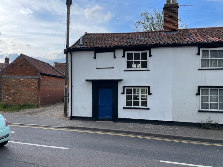 Grade Ii Listed Lamp Lighters Cottage - Wymondham