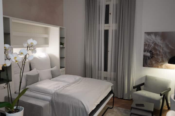 Cozy Kudamm Retreat In Charlottenburg - Berlin