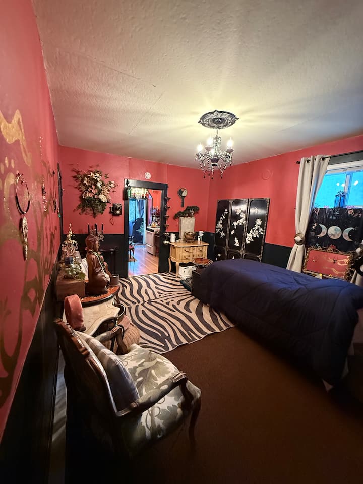 Vintage Charm On Front Street – First Building - Leavenworth, WA