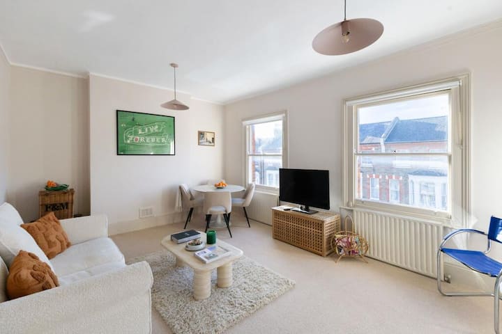 Newly Refurbished Flat With Great Transport Links. - Park Royal - London