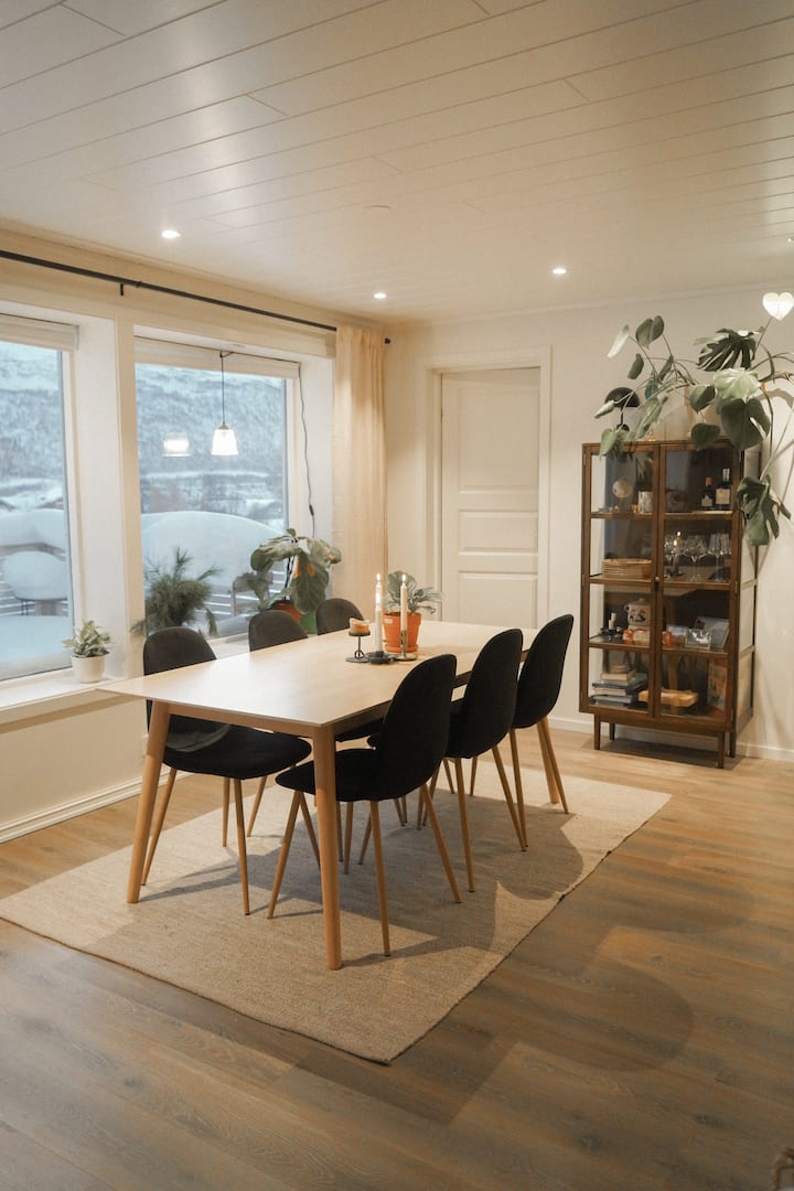 Centralt Boende Med Utsikt, Terrass & Parkering - Tromsø