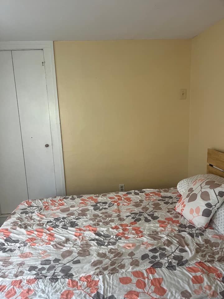 Comfy Colonial Full Room - Middletown, CT