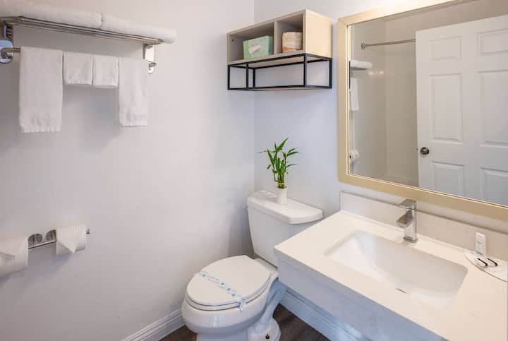 Ramada Redondo | Queen | Stay Near The Marina - Torrance, CA
