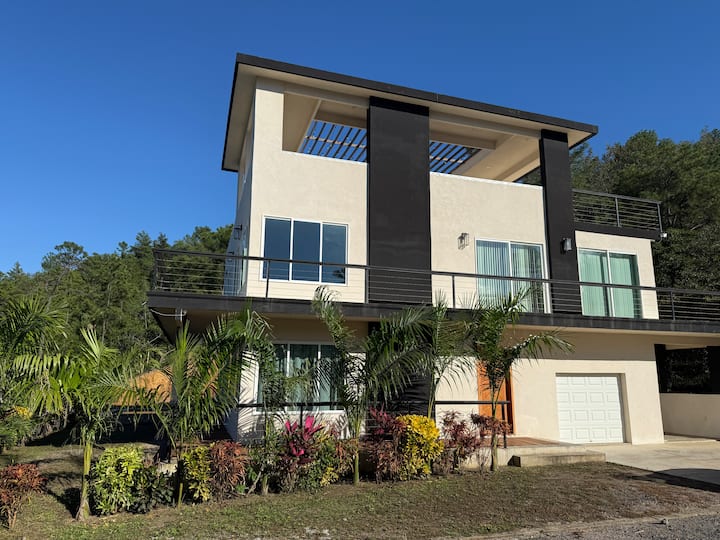 Ocean Crest Luxury Villa - 6bd W/pool - Honduras