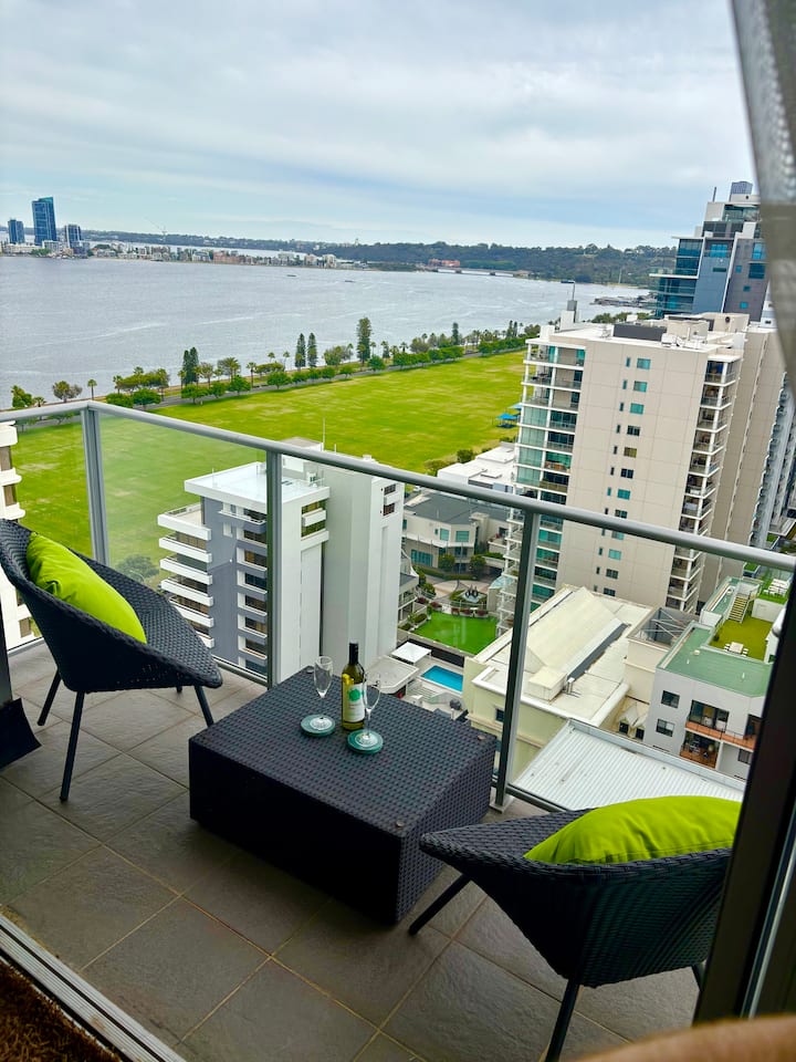 Sky High Executive Stay | River Views & Parking - Riverton