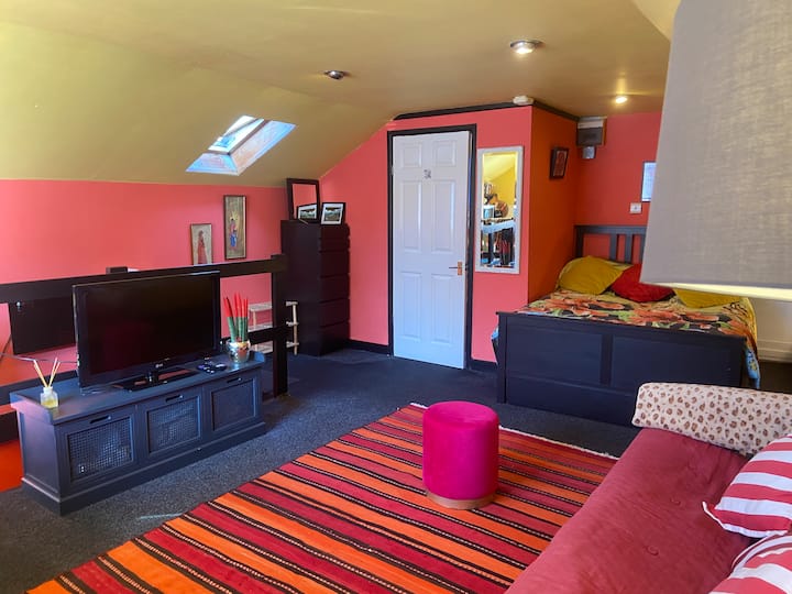 Sunset Loft Studio Flat 5 Mins Walk From The Beach - Swansea