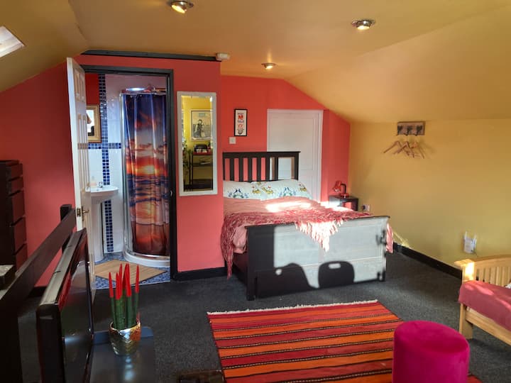 Sunset Loft Studio Flat 5 Mins Walk From The Beach - Swansea