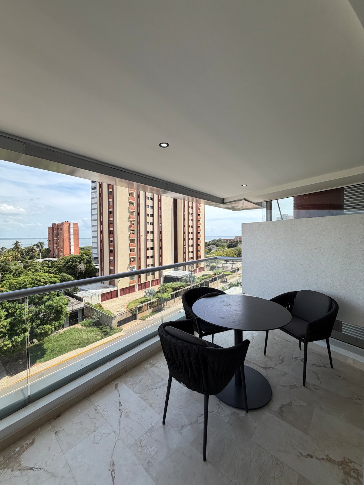 Luxurious Apartment Av. El Milagro - Exclusive Area - Apartments for ...