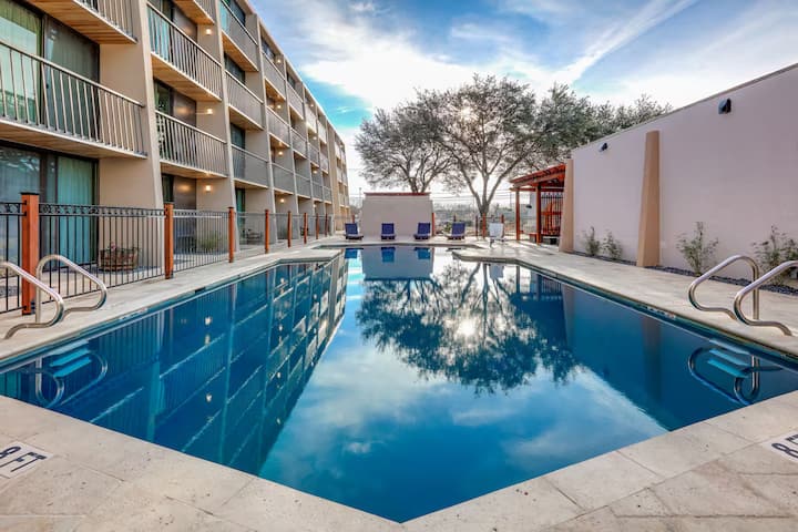 Ramada Austin South| Family Room| Southern Charm - Austin, TX