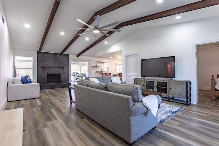 Modern Guesthouse Luxe Retreat- Sleeps 12! - Austin