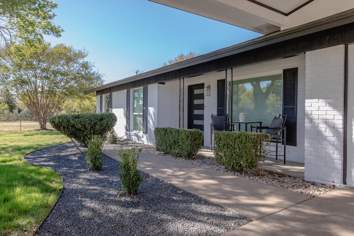 Modern Guesthouse Luxe Retreat- Sleeps 12! - Austin, TX