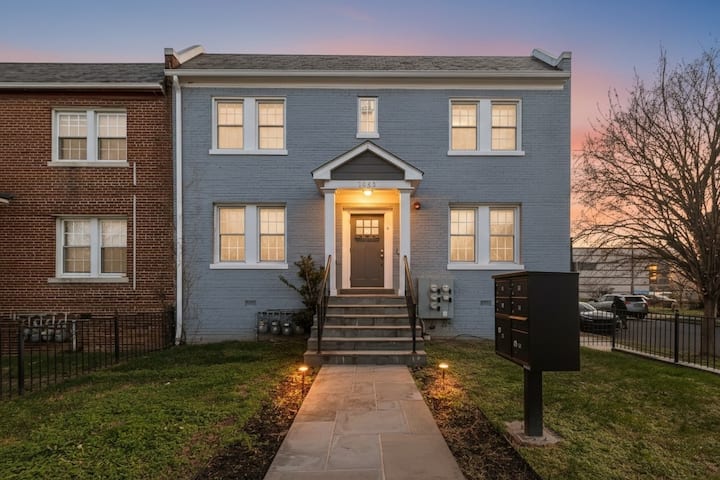 Near Capitol Hill Three Apts W/parking Sleeps 18 - Washington, D.C.