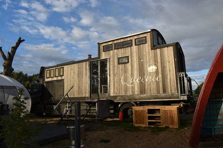 Queenie (Converted Railway Carriage) - Stanstead